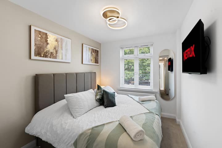 Modern Gatwick Contractor Apartment -Free Parking - Redhill