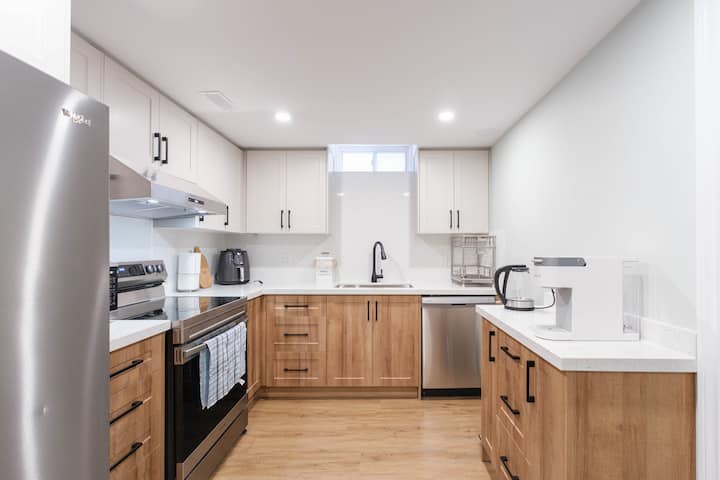 Brand New Cozy Suite In Bsmt - Near Airport - 256