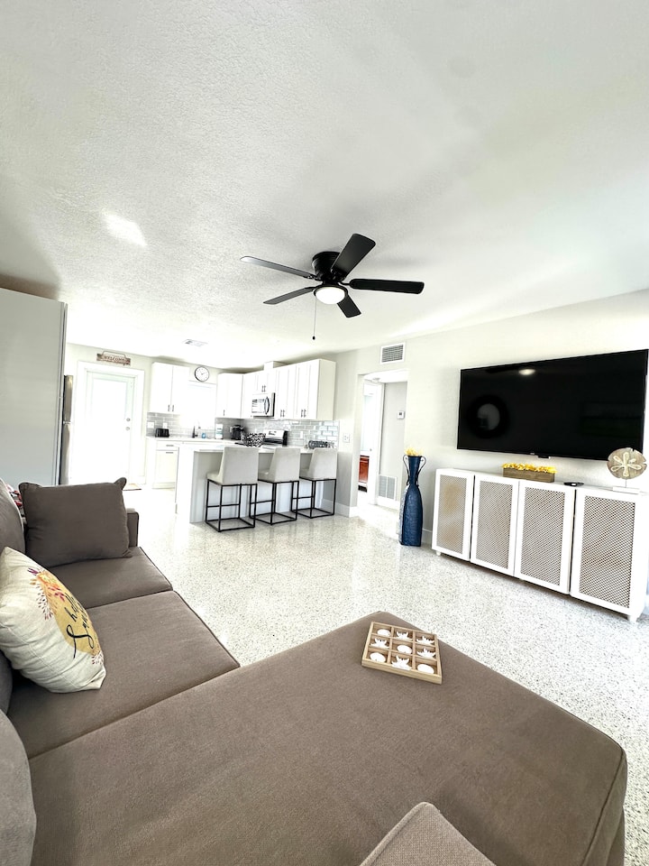 Stay Afloat In Our Coastal Breezy Bungalow. - Lake Worth, FL