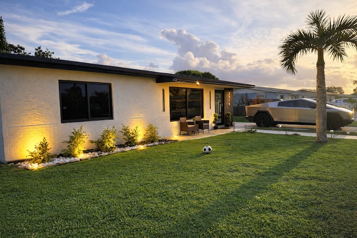 Stadium Yard Retreat| Huge Yard, Spa & Canal Views - Miramar, FL