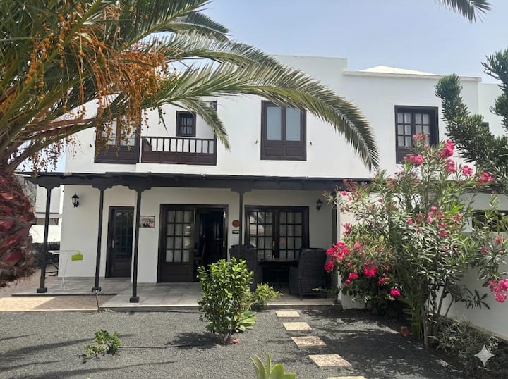 Cosy Villa Alegranza 105, Communal Swimming Pool - Playa Blanca, Espagne