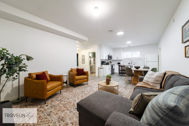 9-ft Ceilings: King Bed, Full Kitchen & Laundry - Edmonton