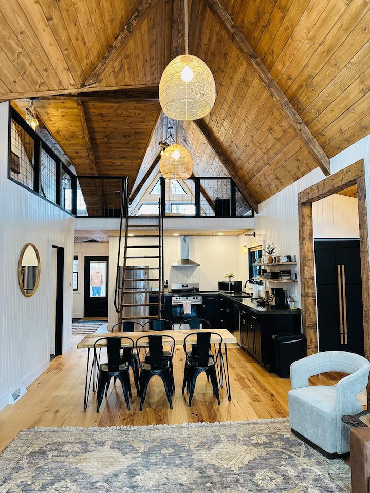 Lofty Pine Treehouse: Hot Tub, King Bed, Hagerty - Erie, PA