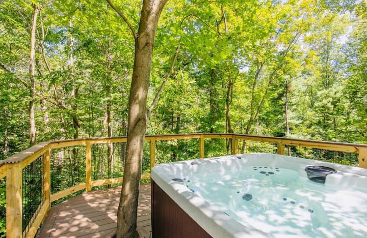 New Lofty Treehouse: Hot Tub, Fireplace, Beaches - Erie, PA
