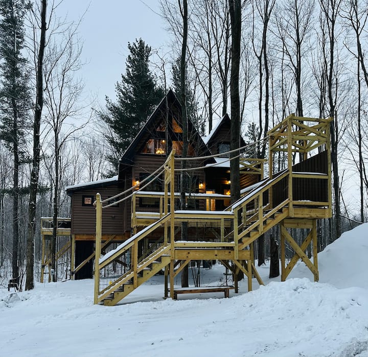 Treehouse: Hot Tub, Fireplace, King Beds - Erie, PA