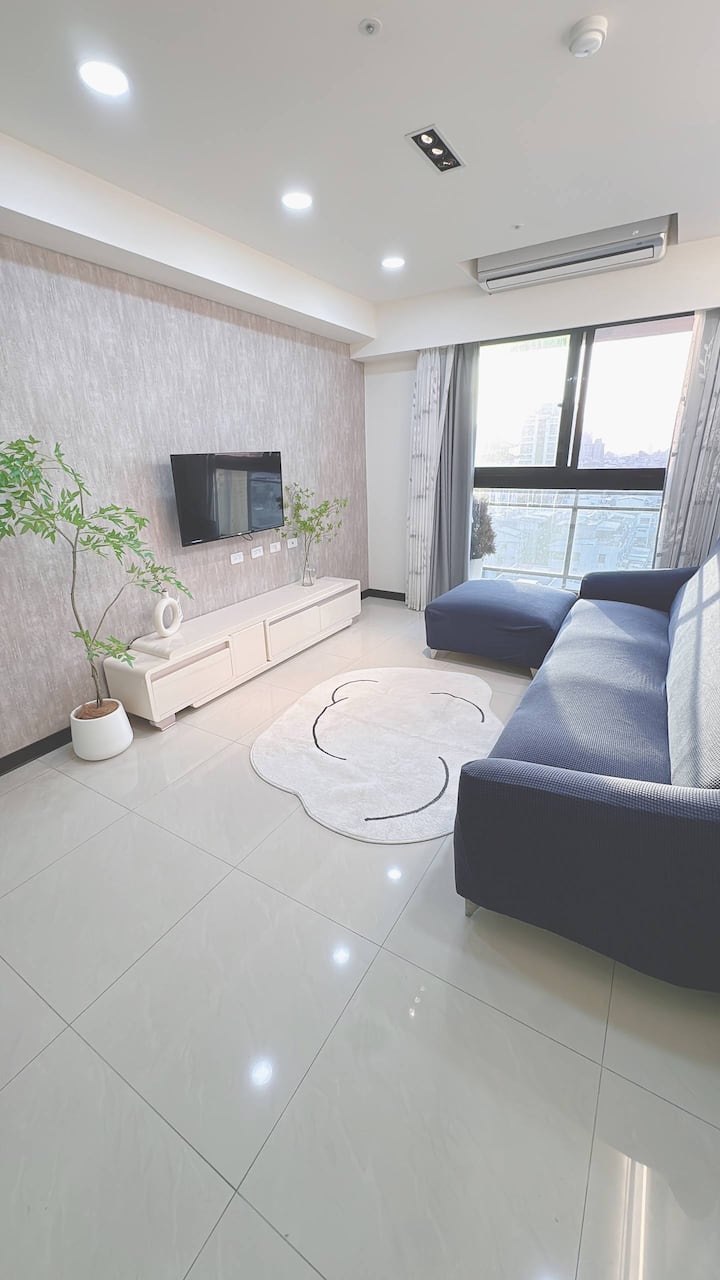 免費停車【中西區】質感北歐風包戶｜寬敞2房-大客廳-餐桌廚房-陽台 - Taiwan