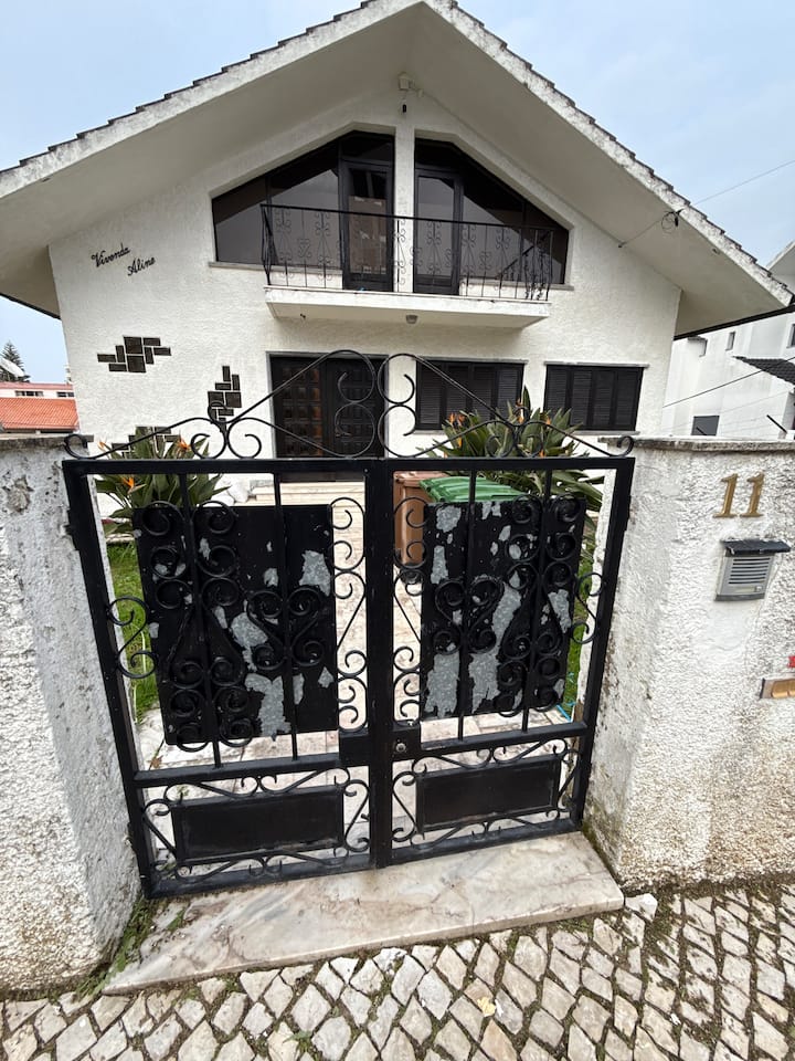 T3 House Holidays 
Easy Acess To Lisbon - Almada