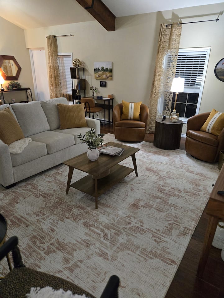 The Sandy Elm Hilltop - Northern Lights, Seguin