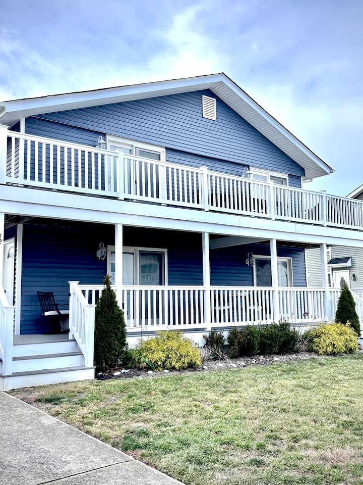 A Breeze 2 Beach & A.c.+ Porch+ Family - Brigantine, NJ