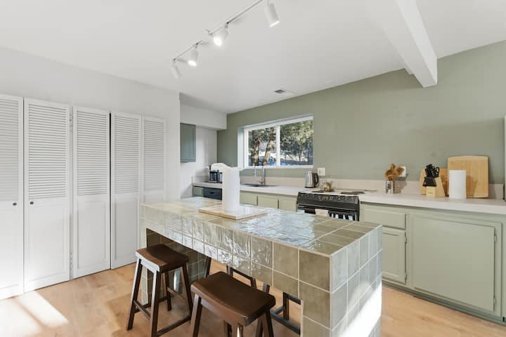 Mid Century Masterpiece | Jacuzzi | Sleeps 6 - Williams, AZ