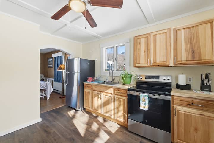 ~The Pollard Den~ Kid's Room, Ski In/out Shuttle - New Hampshire (State)