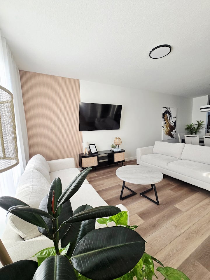 Aesthetic & Central Wt Ac/ New Home In Nw Calgary - Calgary