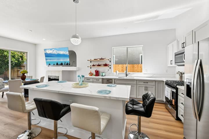 Monthly 35% Off | Fully
Remodeled 2300 Sf 4b3b - Elk Grove, CA