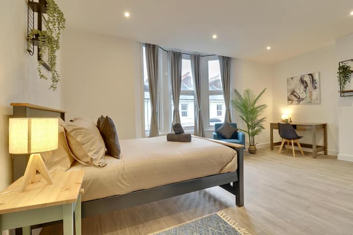 Quiet Double Ensuite Room | Free Parking - Portsmouth
