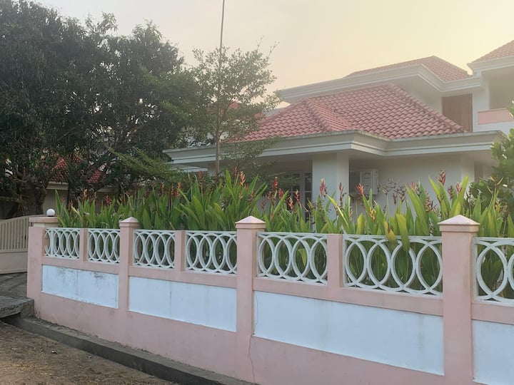 Riverside Villa | Sunset Bench & Balcony Views - Chalakudy