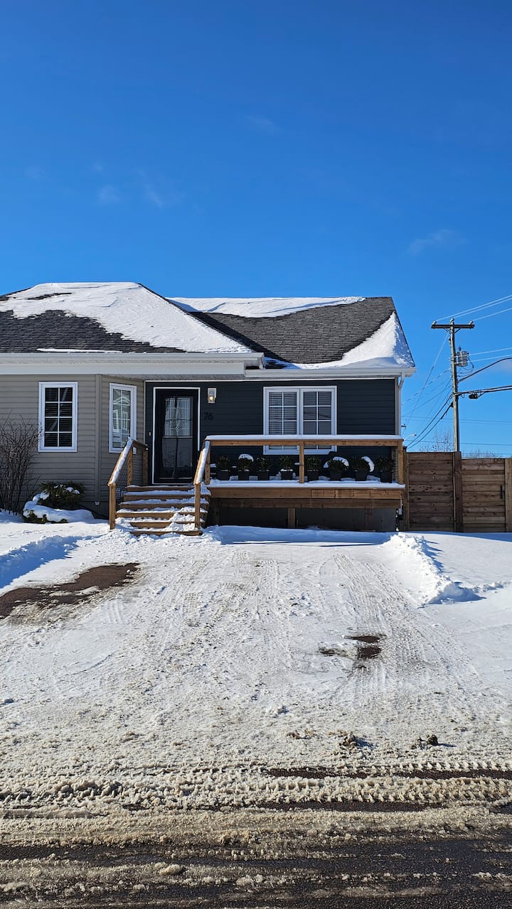 Moncton 3 Bed/2 Bath - Near Casino - 6 Guests! - 멍크턴