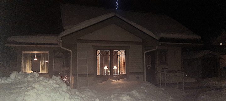 Mysigt Fräscht Hus I ÖNa Med Fint Läge Vid Vatten - Orsa