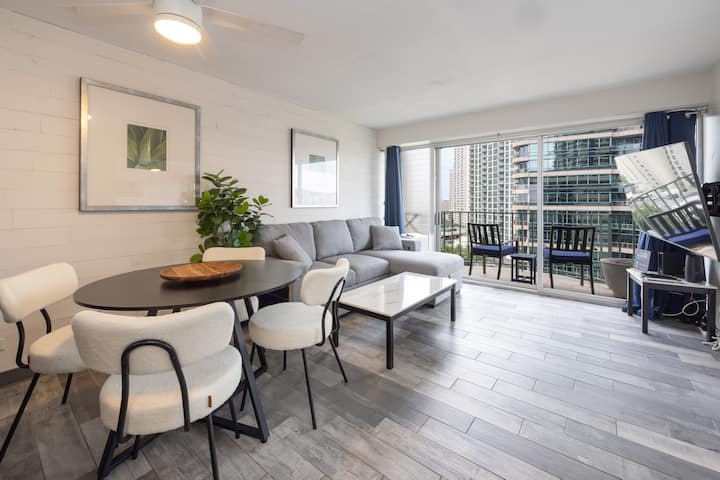 Beautiful Waikiki Condo/free Parking/sleeps 6 - Honolulu, HI