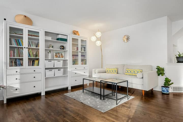 Spacious And Bright Home In Sw Calgary - Canada