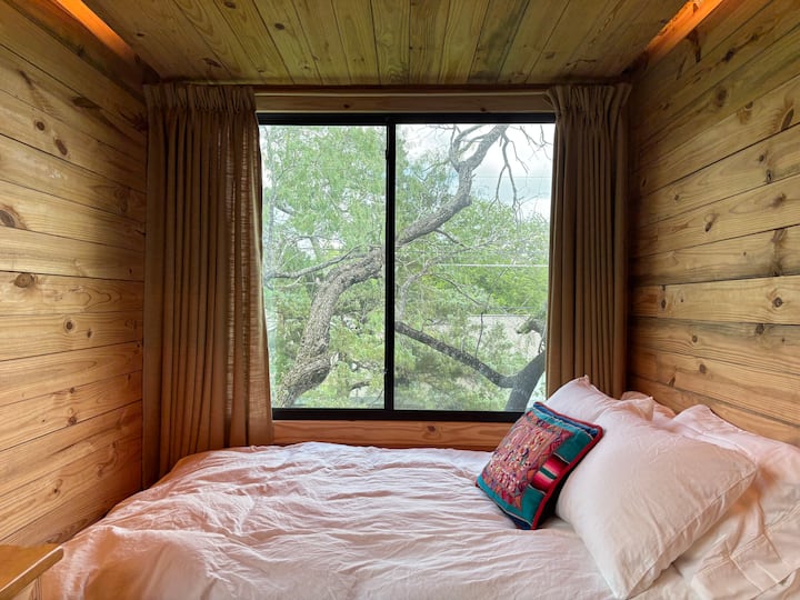 Hacienda Sertodo | Boutique Hostel Writer's Suite - Austin, TX