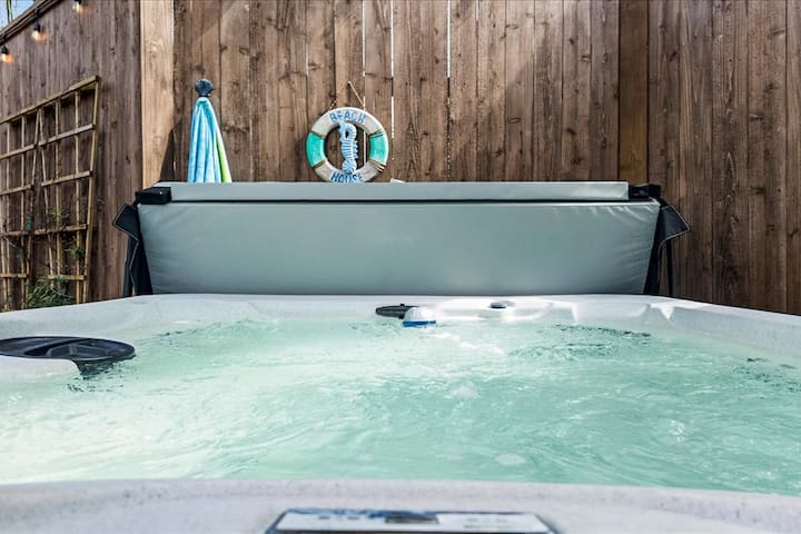 Central Galveston Home + Hot Tub + Private Balcony - Galveston