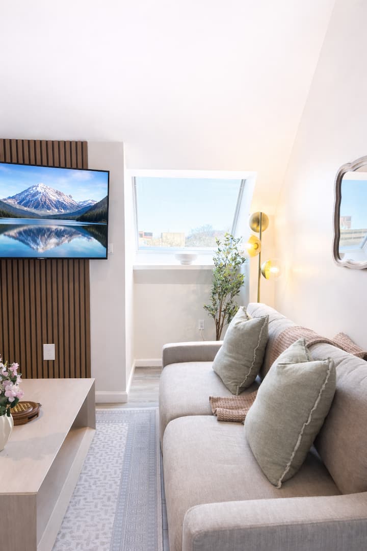 King Spacious Yale Getaway Near Wooster Sq Park - Branford, CT