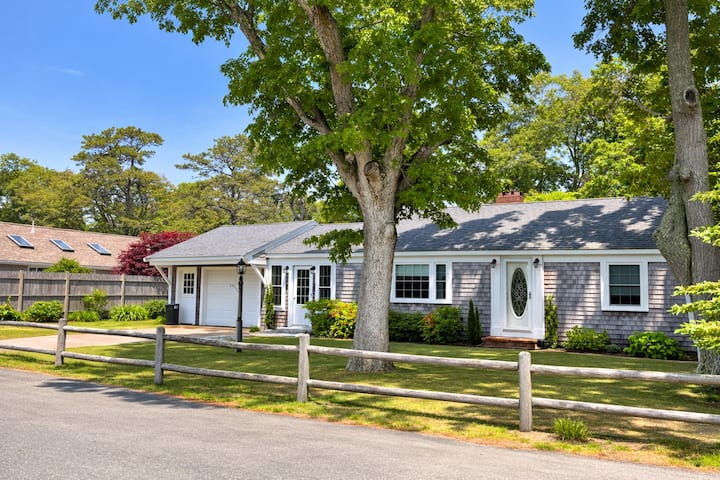 Classic Cape Cottage Walk To Beach & Harwich Dwntn - Harwich, MA
