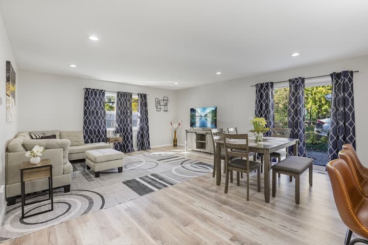 Balanced: 4br/2bt Spacious House - Fully Fenced! - Bolingbrook, IL