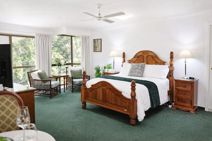 Adults-only Lux Suite | Spa Bath + Breakfast 55sqm - Tamborine Mountain