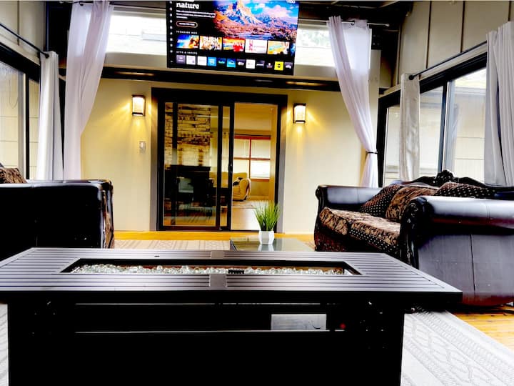 Elegant Home With Covered Patio & Close To Airport - Kent, WA