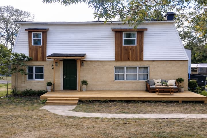 Charming, Quirky Escape Just Minutes From Town - Seguin, TX