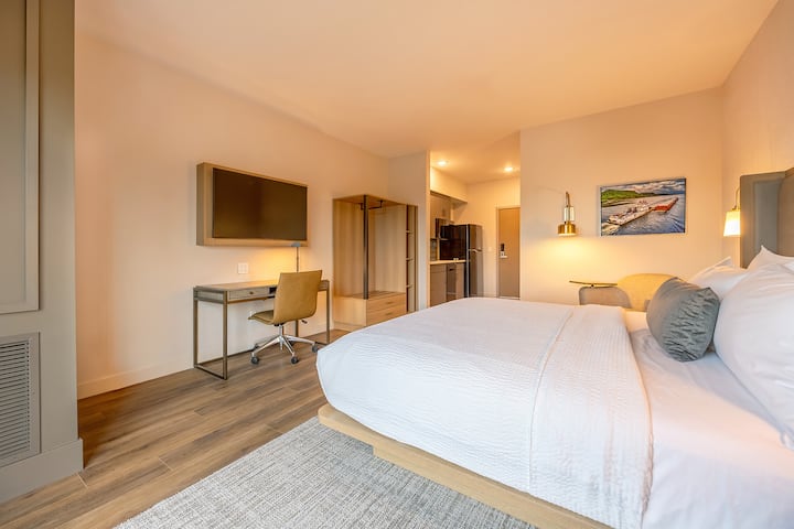 King With Kitchenette, Balcony- 44° North - Winona, MN