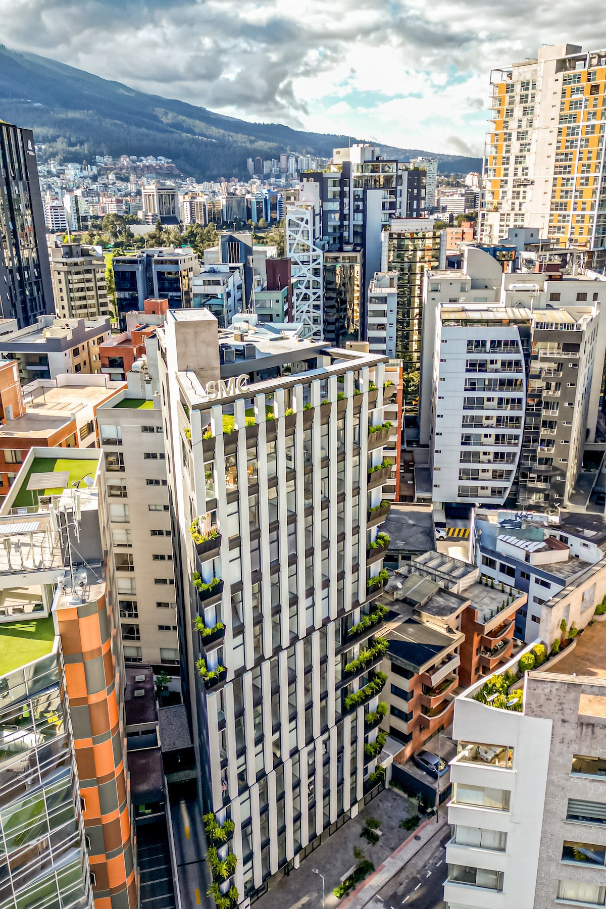 Studio caldo e moderno con vista urbana - Condomini in affitto a Quito ...