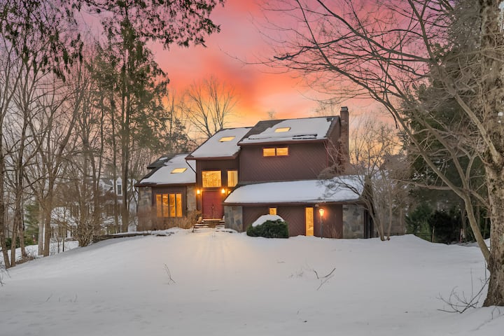 Spacious 4br Near Beaches | Wfh Office + Pool - Branford, CT