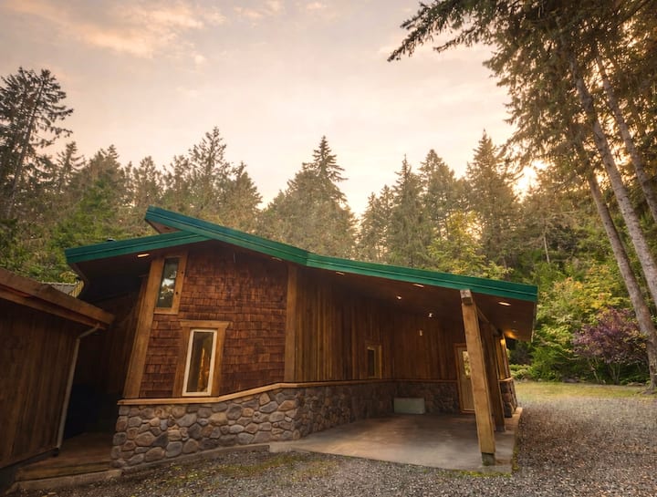 Talltrees Retreat · Cabin W/ Hot Tub & Waterfalls - Parksville
