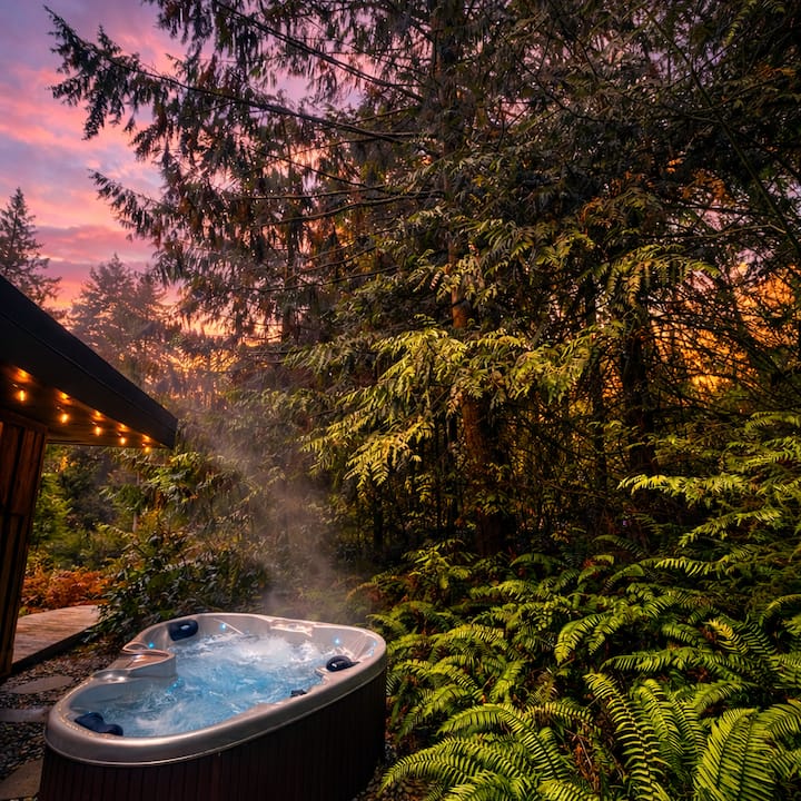 Couples Forest Retreat W/ Hot Tub Near The Falls - Vancouver Island
