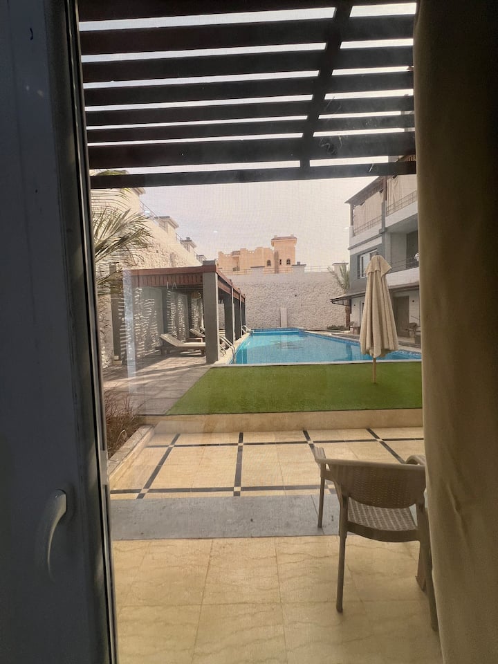 Charming Beachside Apartment With Poolside Lounges -