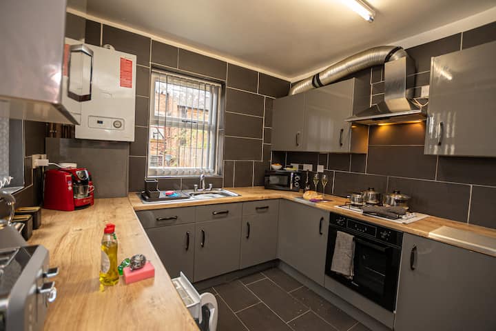 Huge 4-bedroom House, Sleeps 8,free Parking - Nottingham