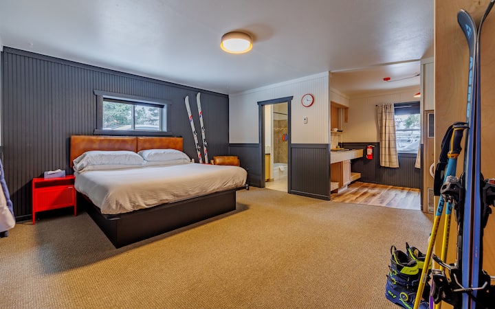 Mountain Escape: King Suite W/ Kitchenette - Red Lodge, MT