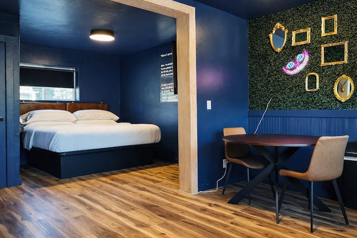 Alice In Wonderland King Suite | Cozy & Fun - Red Lodge, MT