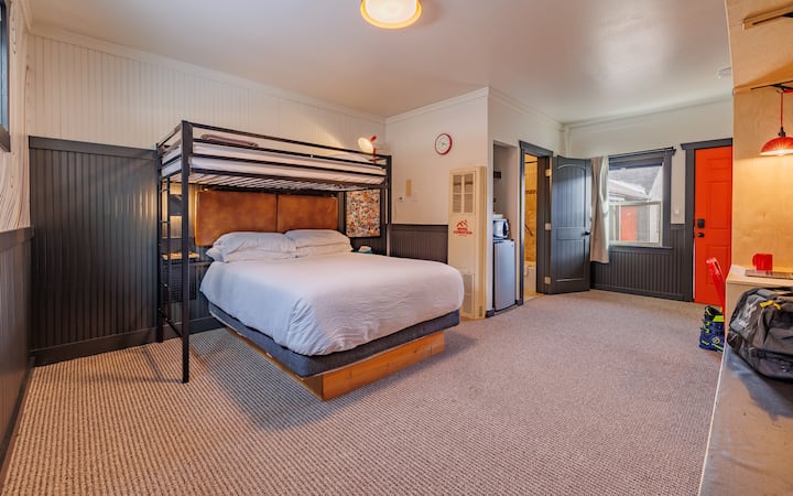 Family Mountain Retreat: Queen + Bunk - Red Lodge, MT