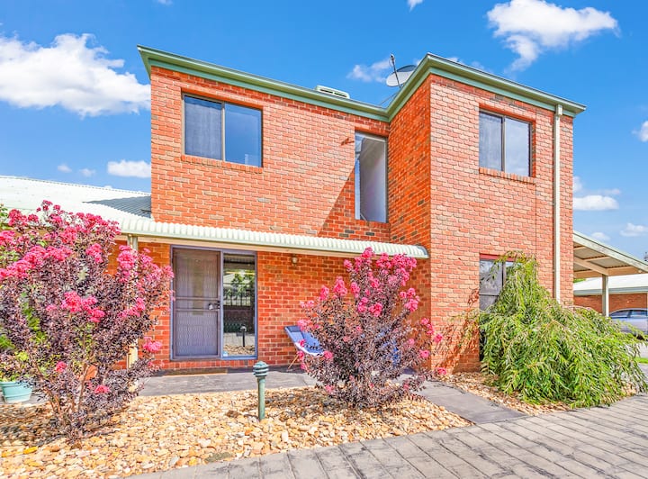 Regent Retreat - Sleeps 15, Pool, Bbq, Free Breaky - Echuca