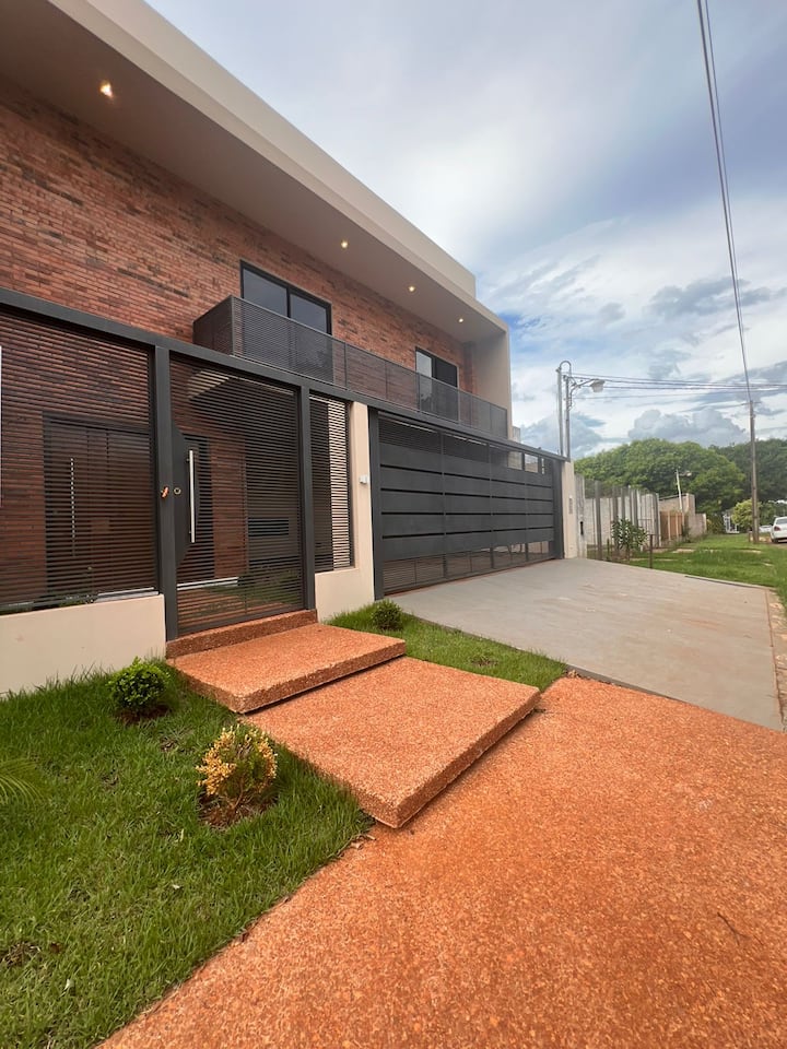 Dúplex Moderno: 3 Habitaciones/estacionamiento Cde - Paraguay