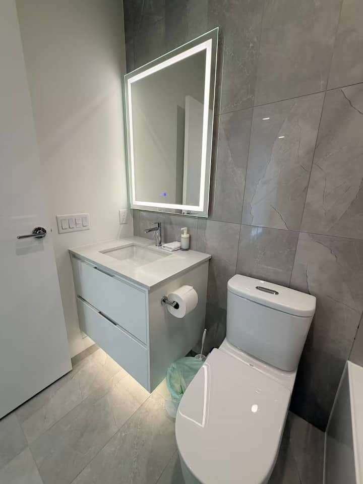 Brand New Best Location Met1b1b - Burnaby