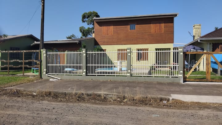 Sobrado Confortável Com Piscina - Arroio do Sal