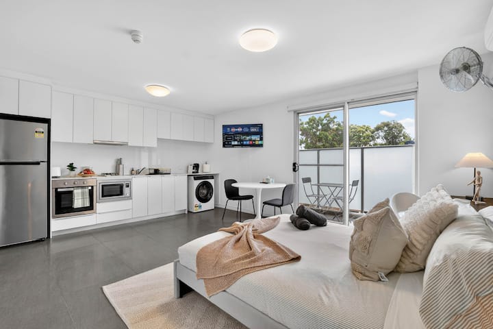 Studio With Parking | 4 Min To Bankstown Central - Strathfield