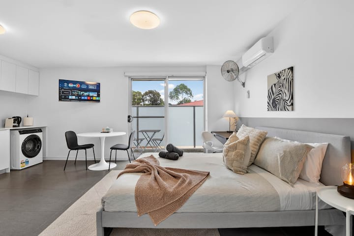 Studio With Parking | 4 Min To Bankstown Central - Strathfield