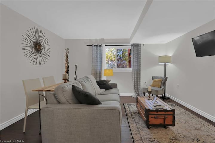 Comfy 2-bedroom Apartment In The Heart Of Kingston - Kingston, Ontàrio, Canadà
