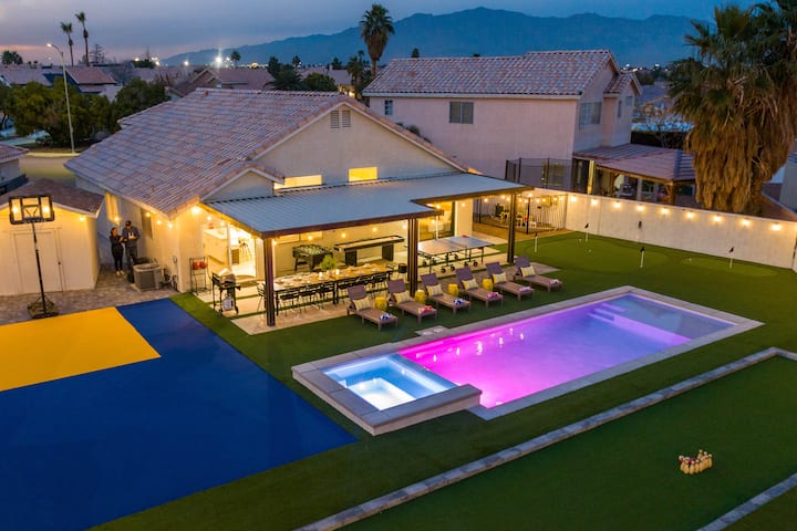 Spacious Group Vacation: Pool, Spa, Golf, Billiard - Las Vegas