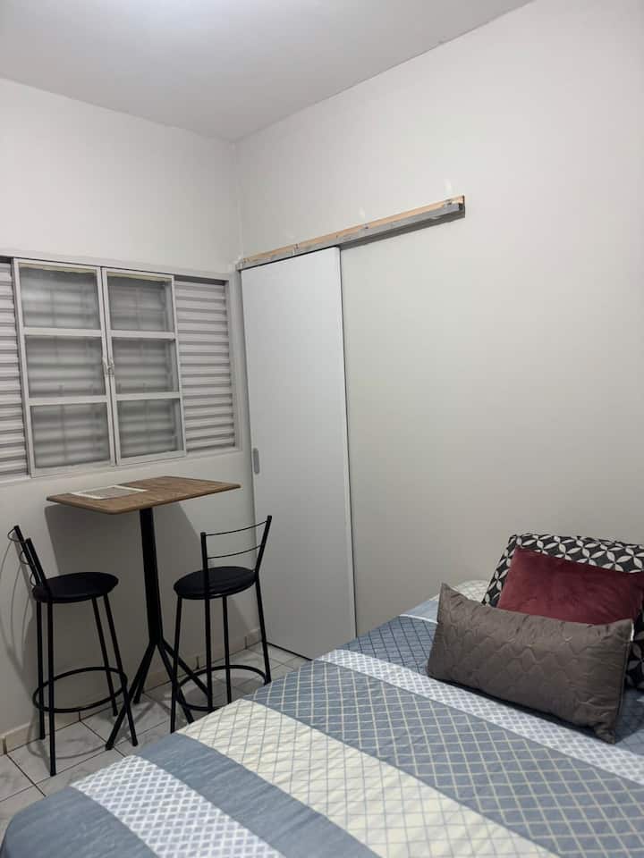 Suíte De Casal C/ Ar E Estacionamento - Lins